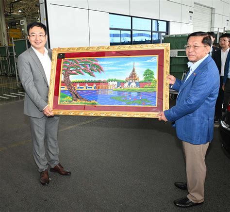 နိုင်ငံတော်စီမံအုပ်ချုပ်ရေးကောင်စီဥက္ကဋ္ဌ နိုင်ငံတော်ဝန်ကြီးချုပ်ဗိုလ်ချုပ်မှူးကြီး မင်းအောင်လ