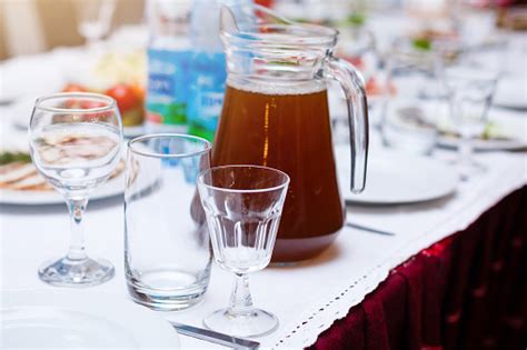 아름 다운 레스토랑에서 뷔페 테이블에 Defocused 유리와 배경 흐리게 0명에 대한 스톡 사진 및 기타 이미지 0명 가까운 건강한 생활방식 Istock