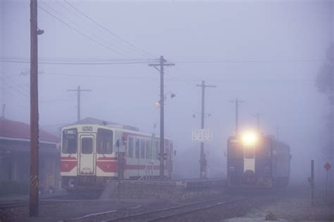濃霧の朝 線路を渡る風