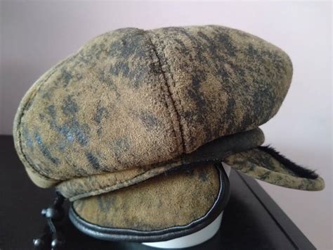 Шапка каскет от агнешка кожа Аксесоари Бургас Оригинална кожена шапка с козирка и уша