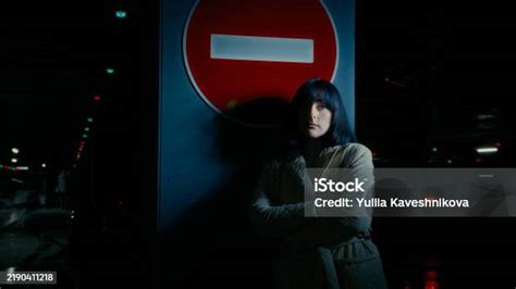 슬픔 속상 스트레스 스트레스 불안 우울한 여자 혼자 소녀 여성 여자 여자 서있는 어두운 주차장 밤에 어둠 가까운 곳 정지 교통 도로 표지판 운전 없음 생각 고통 느끼다 스트