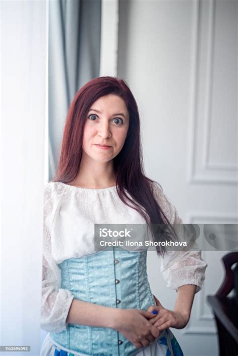 역사적인 공 춤에 대 한 준비 스카이 블루 코르 셋과 빈티지 흰색 셔츠에 젊은 백인 재미 있는 여자 Cabaret에 대한 스톡