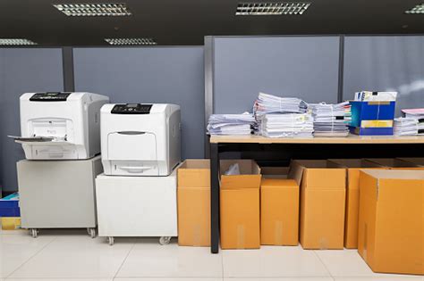 책상 위에 프린터 비즈니스 문서 쌓기 및 책상 아래 골판지 상자가 쌓입니다 컴퓨터 프린터에 대한 스톡 사진 및 기타 이미지 컴퓨터 프린터 사무실 가정의 방 Istock