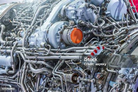비행기 제트 엔진의 튜브 및 기타 바인더 시스템의 복잡한 메커니즘 클로즈업 뷰 산업 생산 테마 항공 비행체에 대한 스톡 사진 및 기타 이미지 Istock