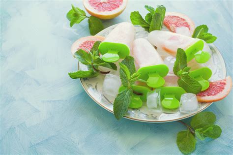 수 제 자 몽 자 몽 슬라이스 박하 나무 배경에 아이스 최고의 볼 수 있습니다 공간에 복사 합니다 플랫이 하다 격 조 0명에 대한 스톡 사진 및 기타 이미지 Istock