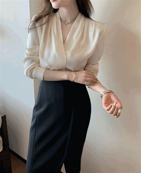 오피스룩 실크 새틴 블라우스 브이넥 V넥 노카라 세미정장 핀턱 셔링 셔츠 하객룩 코디