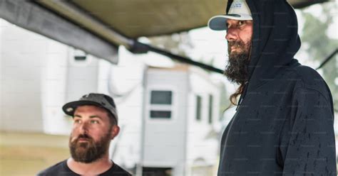 후드티를 입은 남자와 턱수염을 기른 남자가 텐트 아래에 서 있다 사진 Unsplash의 남성 이미지