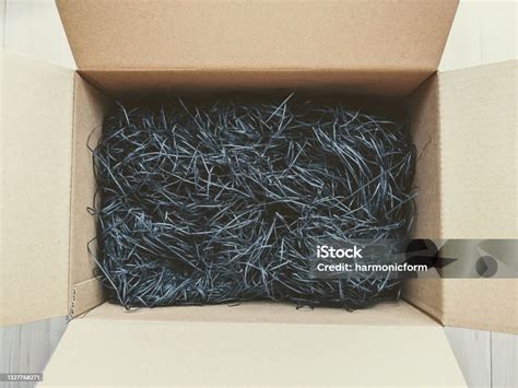 골판지 상자에 검은 색 쿠션 소재 받은 후 상자를 열 때의 이미지입니다 상자에 대한 스톡 사진 및 기타 이미지 상자 종이 쿠션 Istock