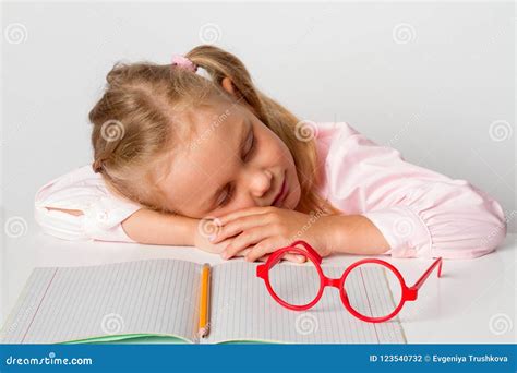 A Estudante Caiu Adormecido Na Mesa Foto De Stock Imagem De Adormecido Leitura