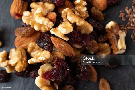견과류와 말린 과일의 혼합물의 매크로 사진 다양한 견과류와 열매 검은색 배경의 상위 보기입니다 0명에 대한 스톡 사진 및 기타 이미지 Istock