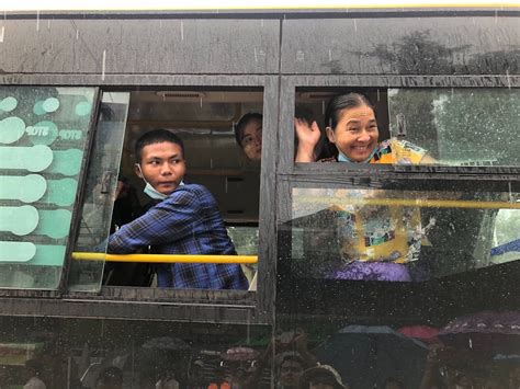 Dvb အင်းစိန်ထောင်မှ လွတ်ငြိမ်းခွင့်ရကြသူများ မြင်ကွင်း ဓာတ်ပုံ