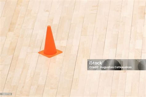 단단한 나무 코트 바닥에 훈련 콘 농구 풋살 핸드볼 및 배구 연습 게임 장비 수평 스포츠 테마 포스터 인사말 카드 헤더 웹 사이트 및 앱 0명에 대한 스톡 사진 및 기타