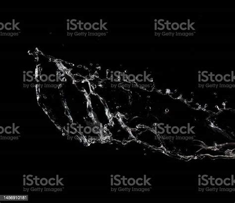 물 모양의 던지기가 공중에서 펄럭이는 물방울 공격과 스톱 모션 동결 샷에 튀는 형태 폭발 텍스처 그래픽 리소스 요소에 대한 스플래시 워터 격리된 검은색 배경 검정색 배경에