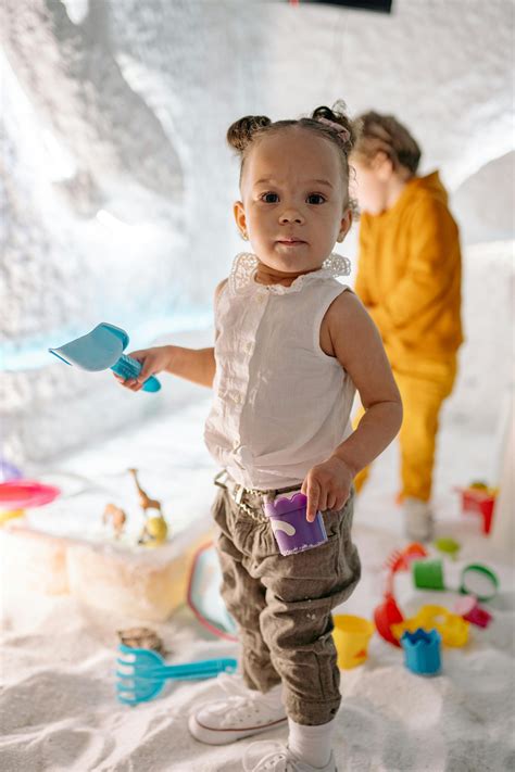 실내 개발 건물 교육적인 놀이 귀여운 기쁨 노는 시간 놀이 놀이방 놀이터 독창성 모래 상자 모래 장난감 모래 지역 버킷 상상력 상호 작용