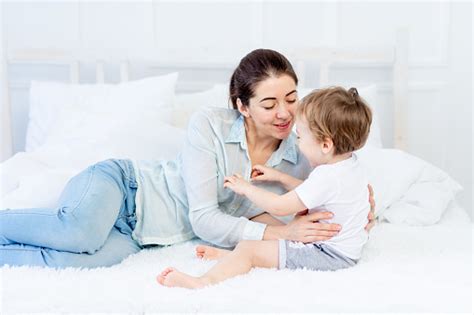 엄마와 아기가 침대에서 집에서 이야기 부모와 자녀의 관계 개념 18 23 개월에 대한 스톡 사진 및 기타 이미지 18 23 개월 2명 30 34세 Istock