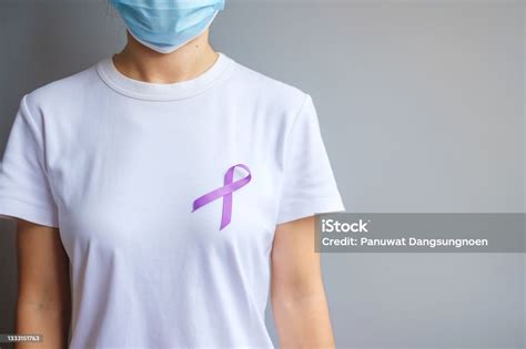 췌장 식도 고환암 세계 알츠하이머 간질 루푸스 사르코이도증 섬유근육통 및 가정 폭력 인식의 달을 위한 보라색 리본을 들고 있는 손 세계 암의 날 개념 10월에 대한 스톡