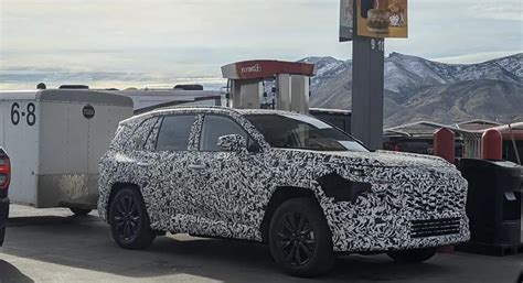 遂に来た？フルモデルチェンジ版・トヨタ新型rav4と思わしき開発車両を初スパイショット！但しsnsではフェイク／ai画像との指摘も
