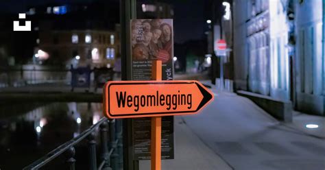 기둥에 있는 도로 표지판 사진 Unsplash의 무료 도시 이미지