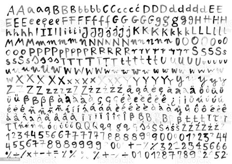 좁은 브러시와 검은 색 아크릴 페인트 문자와 숫자로 단단히 손으로 그린 직사각형 흰색 종이 시트 개인화 된 알파벳 디자인과 숫자