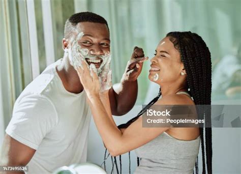 면도 장난스럽고 재미있는 흑인 커플이 집 화장실에서 함께 웃거나 농담합니다 사랑 면도 웃음 남자와 여자가 아침에 유대감을