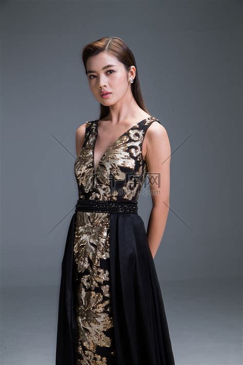 身穿晚礼服的优雅女性高清摄影大图 千库网