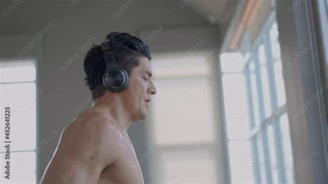 Vídeo Do Stock Muscular Athletic Man Listen To Music With Headphone
