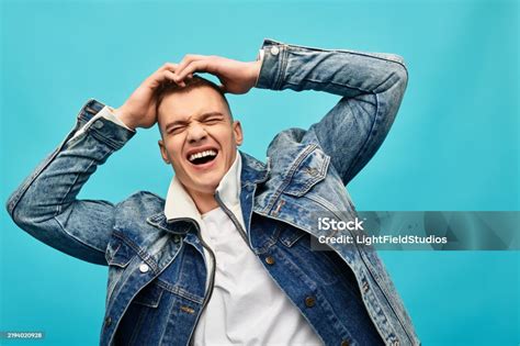 활기찬 푸른 배경을 배경으로 장난기 넘치는 에너지와 스타일로 기쁨을 표현하는 젊은이 Fashion Show에 대한 스톡 사진 및 기타 이미지 Fashion Show