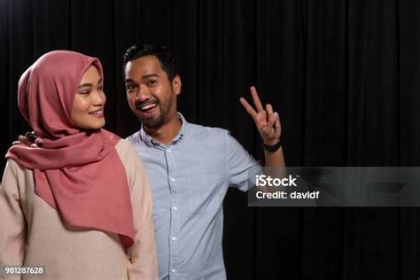 평화 기호를 주는 행복 한 젊은 회교도 커플의 스튜디오 초상화 2명에 대한 스톡 사진 및 기타 이미지 2명 30 39세 검정색 배경 Istock