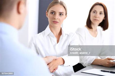 금발 여자와 회의에서 그녀의 파트너에 의해 비즈니스 악수 성공 및 계약의 개념 개념에 대한 스톡 사진 및 기타 이미지 개념 경영자 계약서 Istock