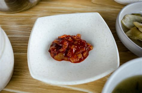 건강식품 고명 김치 도자기 접시 레스토랑 스타일 맛있는 매운 요리 목조 테이블 문화 요리 미식가 반찬 발효 발효 양배추 식사 아시아 음식