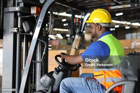 안전모와 반사 재킷을 입은 창고 노동자 또는 지게차 운전사는 워키토키 라디오를 사용하여 소매 창고 물류 유통 센터의 재고 및 재고를 제어합니다 20 24세에 대한 스톡 사진