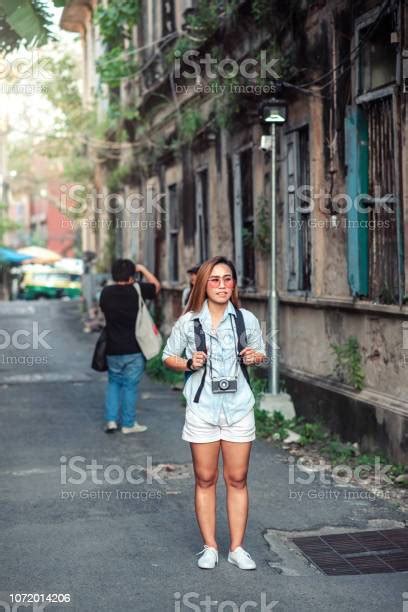 소프트 청바지 셔츠를 입고 아시아 여자 여행자는 들고 배낭과 긴장 감정 라이프 스타일 여행 순간 그녀 너무 행복 하 고 미소와