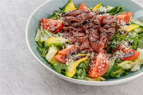 돌 배경에 로스트 비프 아보카도 토마토를 곁들인 샐러드 스튜디오 음식 사진 4 0명에 대한 스톡 사진 및 기타 이미지 0명 가금류 건강한 생활방식 Istock