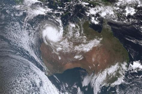 Циклонът Илса Ветрове с рекордна скорост връхлитат Западна Австралия