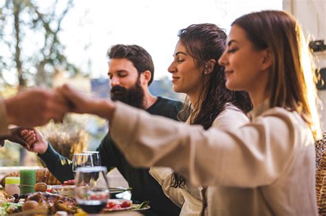 점심 파티 중에 음식을 즐기기 전에기도로 손을 잡고있는 친구들의 그룹 기도하기에 대한 스톡 사진 및 기타 이미지 기도하기