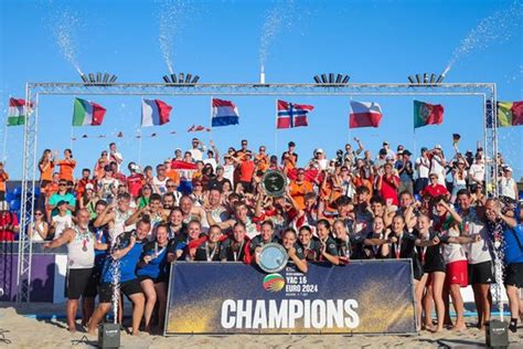 Георги Глушков връчи златните медали от европейското по плажен хандбал на Унгария и Нидерландия