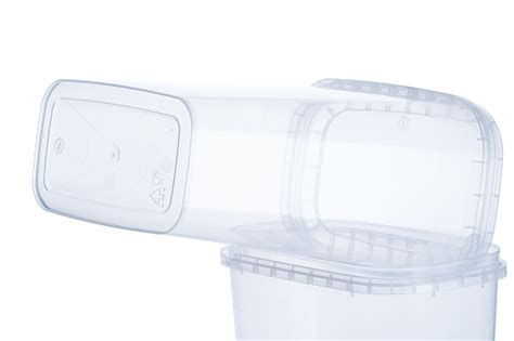 투명한 뚜껑이있는 투명한 타원형 용기 1360 Ml 흰색 배경에 플라스틱 용기 흰색에 격리 된 식품 플라스틱 상자 식품 또는