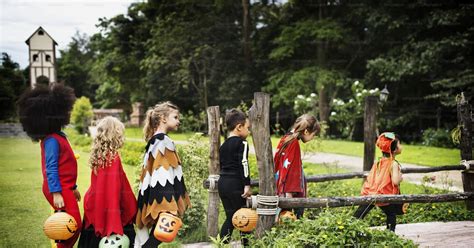 할로윈 동안 어린 아이들 속임수 또는 치료 사진 Unsplash의 흑인 이미지