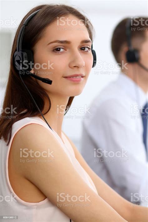 센터 운영자를 호출 합니다 헤드셋에서 젊은 아름 다운 비즈니스 여자에 초점 It 지원에 대한 스톡 사진 및 기타 이미지 It 지원 고객 고객 서비스 담당자 Istock