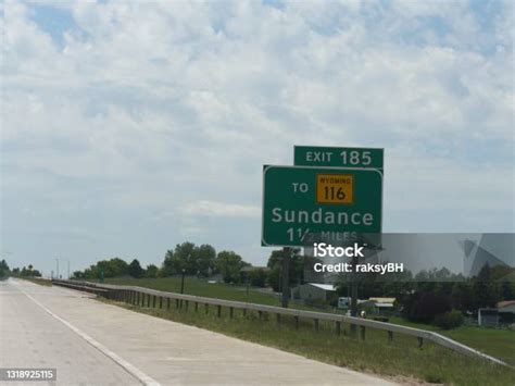 와이오밍 주 선댄스까지 의 거리와 방향을 가진 90번 고속도로에서 길가 간판의 넓은 샷 0명에 대한 스톡 사진 및 기타 이미지 0명 교통수단 굽은 도로 Istock