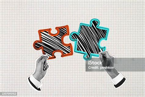 격자 종이 배경에 파란색과 주황색으로 윤곽이 그려진 퍼즐 조각을 연결하는 두 명의 사업가 손은 팀워크 개념을 상징합니다 2명에 대한 스톡 사진 및 기타 이미지 Istock
