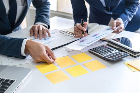 비즈니스 팀 회의 컨퍼런스 재무 데이터 및 마케팅 비즈니스 전략 프로젝트와의 작업 분석 논의 협력 회사의 이익을 창출하기 위한 프레젠테이션 및 브레인스토밍 2명에 대한 스톡