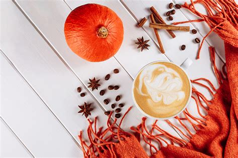 따뜻한 니트 스카프와 거품뜨거운 커피 한 잔 할로윈 오렌지 호박 향신료 및 기타 휴일 장식 복사 공간이 있는 맨 위 보기 할로윈에 대한 스톡 사진 및 기타 이미지 Istock