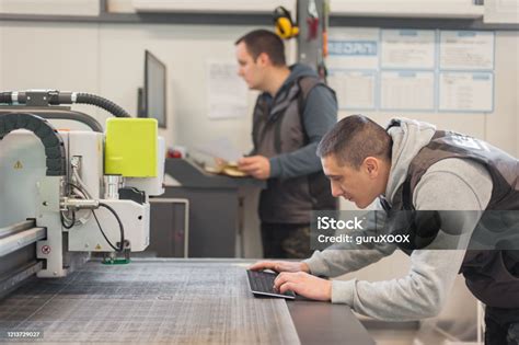 두 명의 기술자가 Cnc 컴퓨터 수치 제어 절단기에서 작동 Cnc 장치에 대한 스톡 사진 및 기타 이미지 Cnc 장치