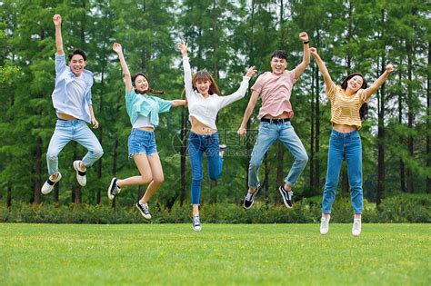 青年大学生户外娱乐高清图片下载 正版图片501330742 摄图网