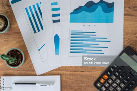 그래픽과 통계와 비즈니스 노동자 바탕 화면의 상단보기 사진 Brand Name Smart Phone에 대한 스톡 사진 및 기타 이미지 Brand Name Smart