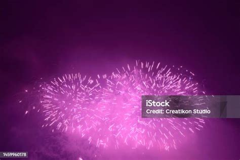 아름다운 분홍색 불꽃놀이가 새해 축하 기간 동안 눈부신 전시로 하늘을 밝힙니다 복사 공간이 있는 추상 색상의 불꽃놀이 배경 축하 및 기념일 개념 0명에 대한 스톡 사진 및