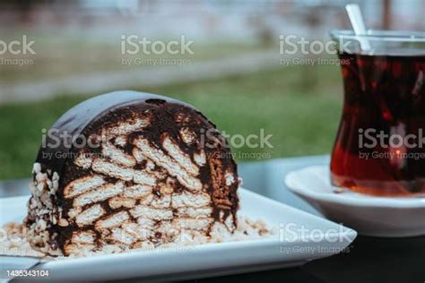 전통 터키 차와 모자이크 케이크 모자이크 케이크와 차 카페에서 간식 싱글 티와 디저트 서비스 0명에 대한 스톡 사진 및 기타