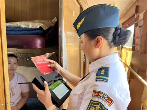 Улс 🔴Эрээн Хөх хот чиглэлд галт тэргээр зорчиж буй иргэдийн паспортын штампыг Замын Үүд боомт