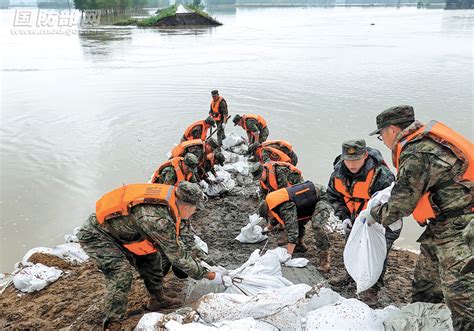 风雨同心 铁肩担当——解放军和武警部队听从统帅号令持续奋战在华北东北抗洪抢险救灾一线 中华人民共和国国防部